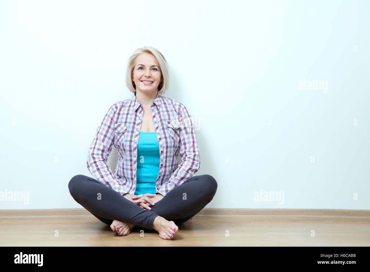 Pretty woman sitting legs crossed hi-res stock photography and images ...