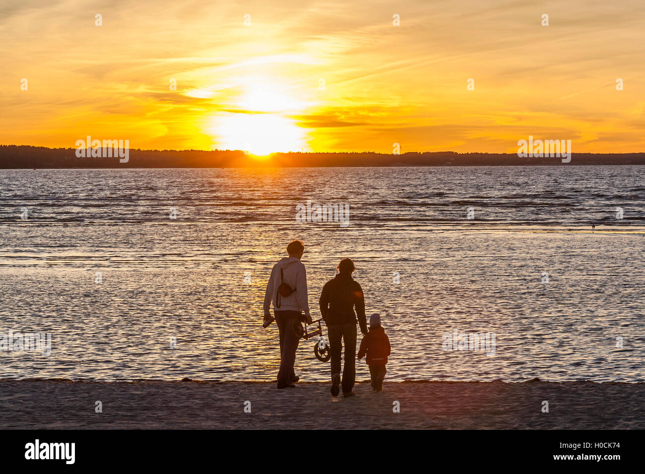 Back view girl child silhouette hi-res stock photography and images - Alamy