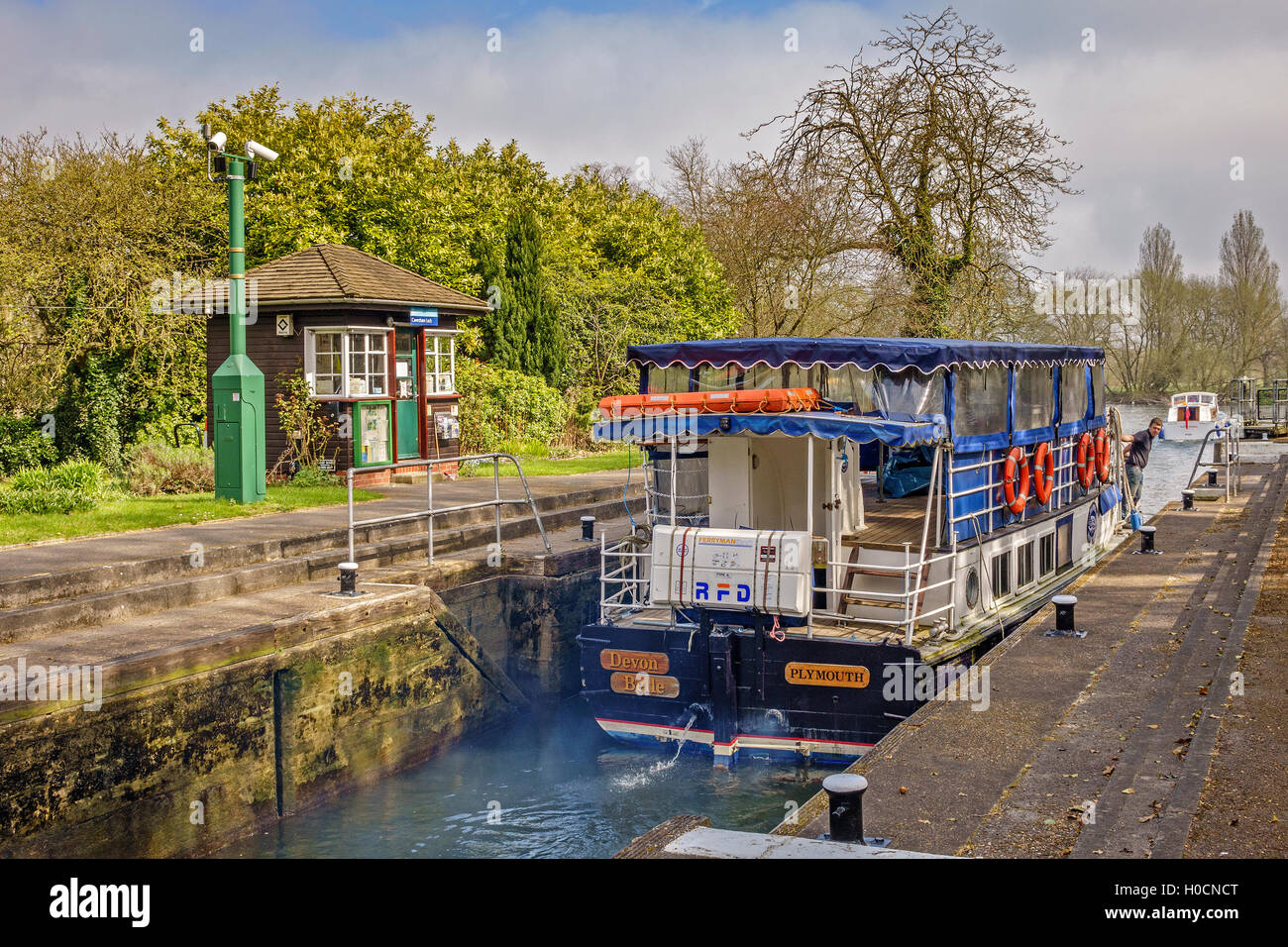 Boat leaving Caversham Lock Reading UK Stock Photo - Alamy
