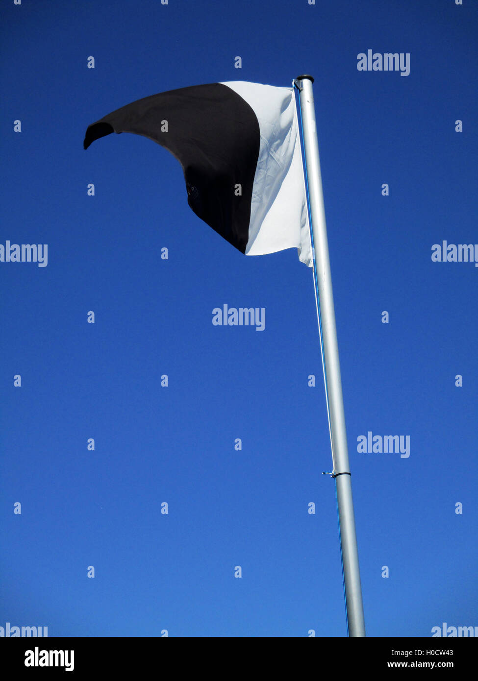 Black flag flying hi-res stock photography and images - Alamy