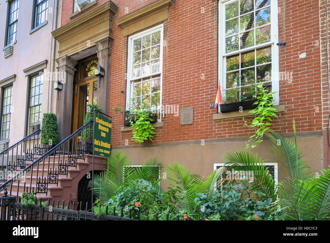 New york row house colonial hi-res stock photography and images - Alamy