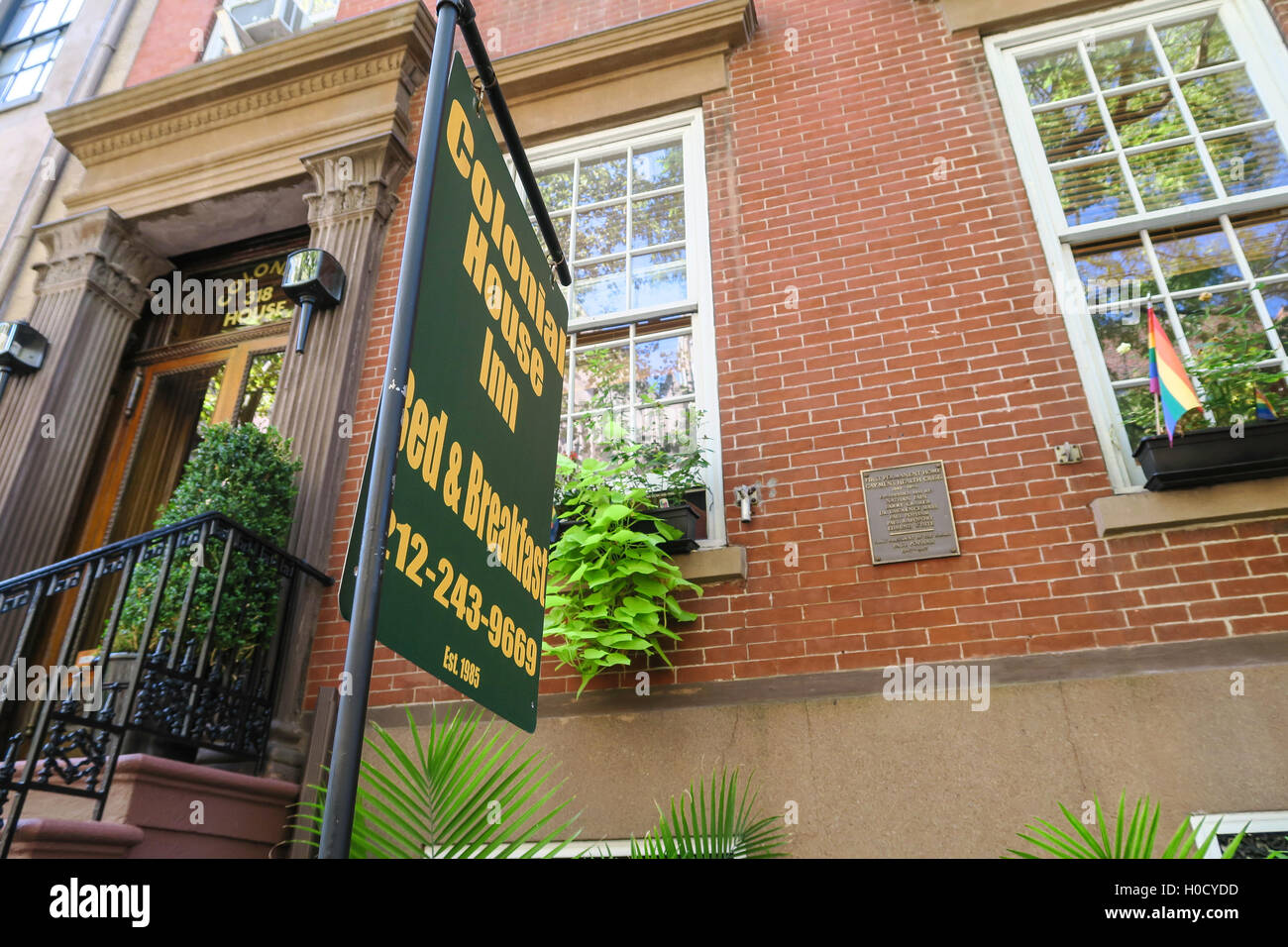 New york row house colonial hi-res stock photography and images - Alamy