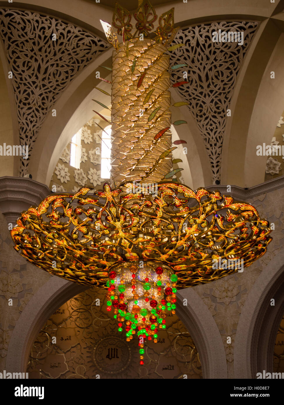 Chandelier at the Sheikh Zayed Grand Mosque in Abu Dhabi Stock Photo ...