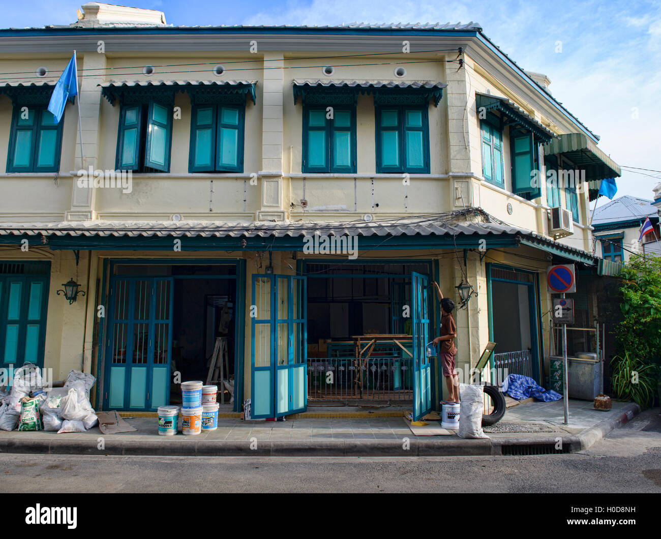 Traditonal row shophouses in the atmospheric Phraeng Phuton Square in ...
