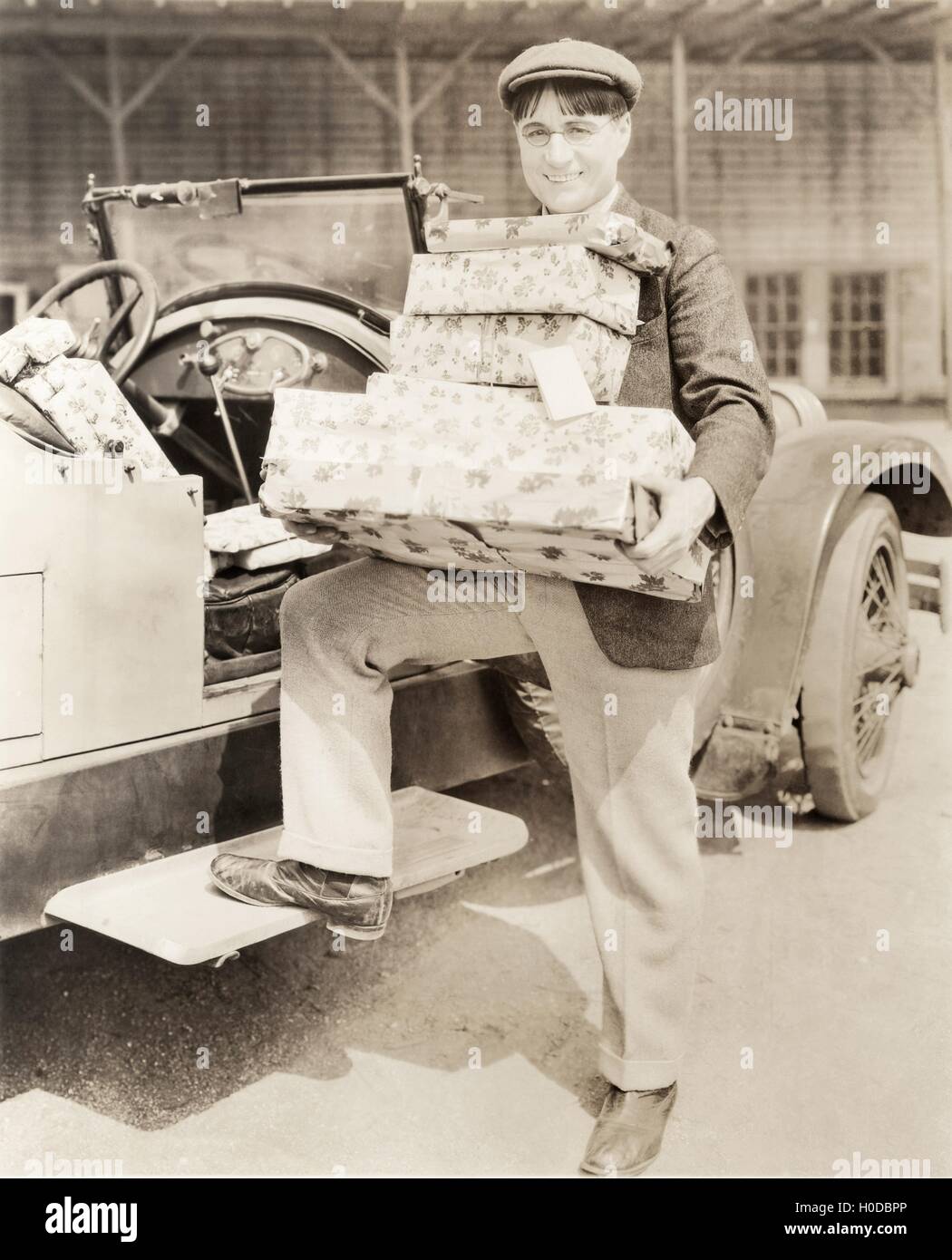 Man loading presents into his car Stock Photo - Alamy