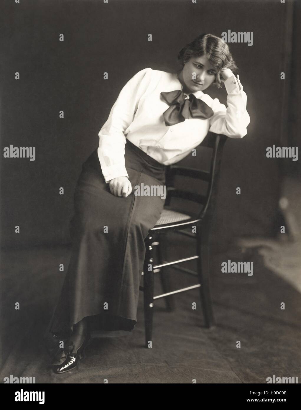 1940s couple man woman sitting hi-res stock photography and images - Alamy