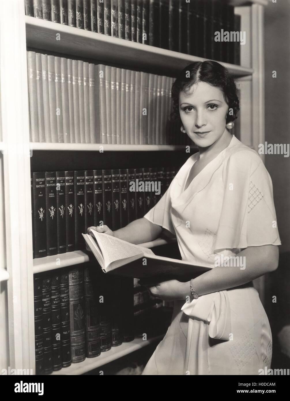 Black woman reading 1940s hi-res stock photography and images - Alamy