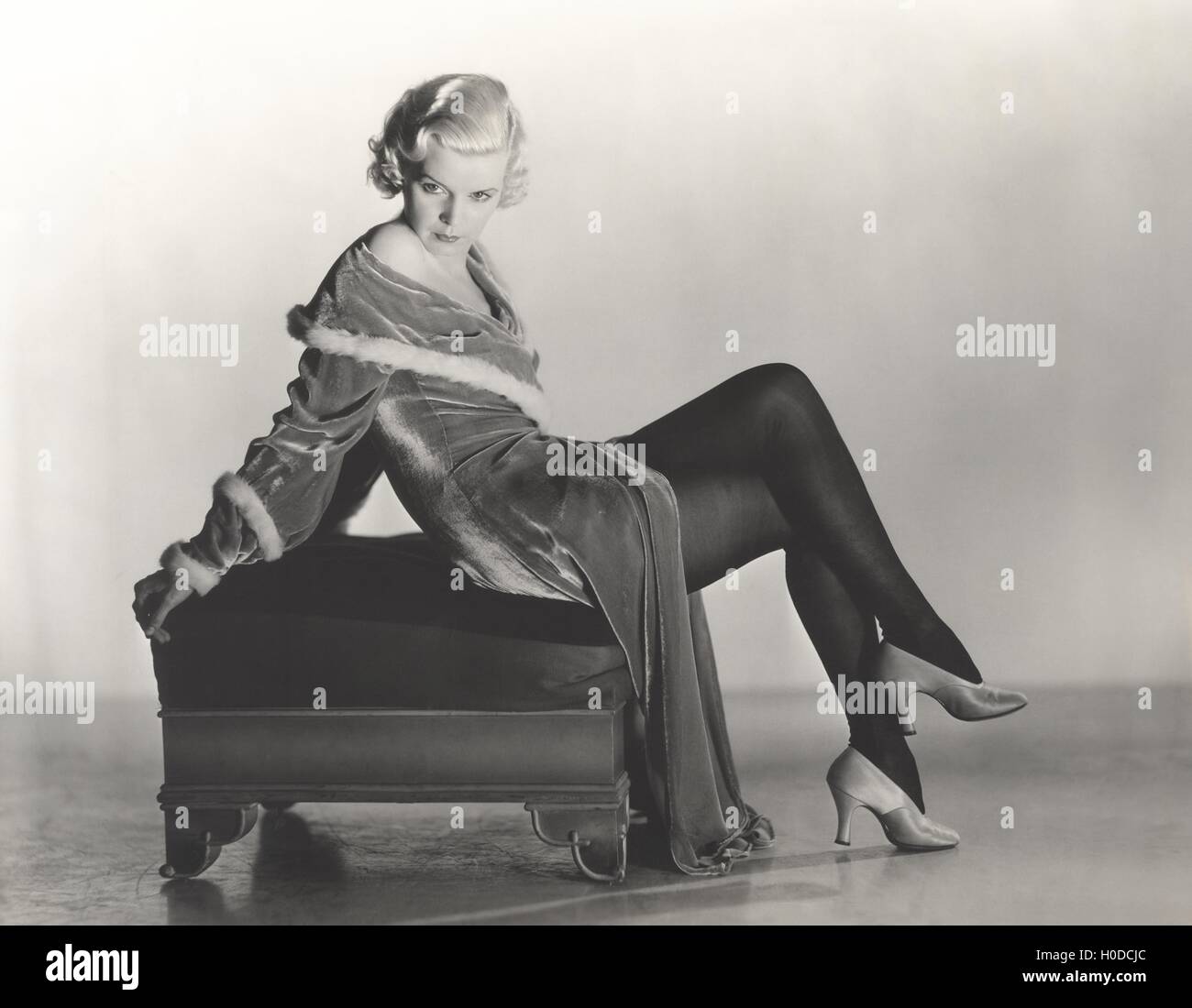 1940s couple man woman sitting hi-res stock photography and images - Alamy