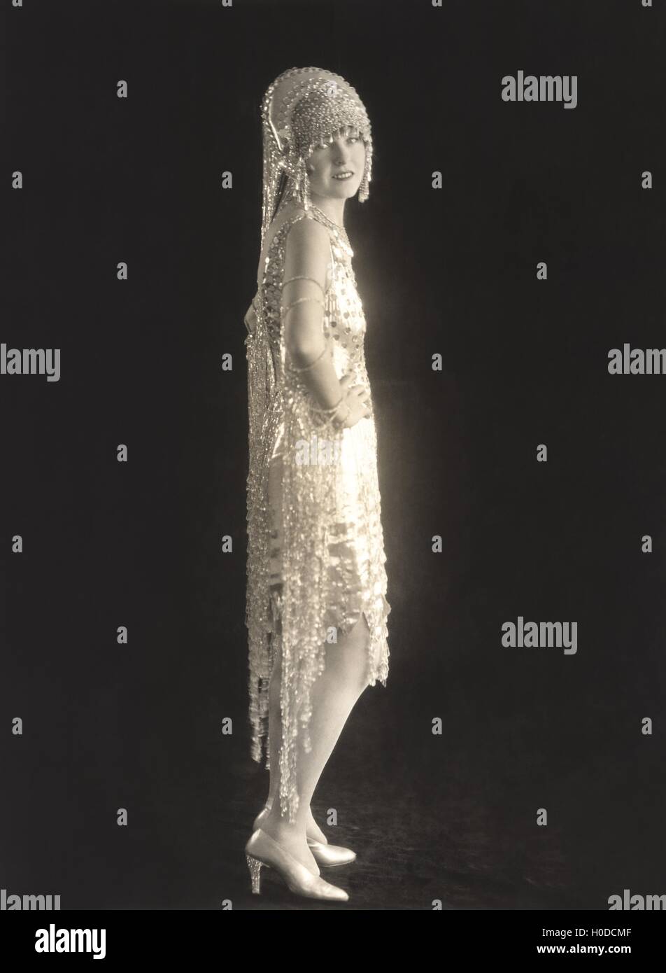Vintage woman black gown 1920s hi-res stock photography and images - Alamy