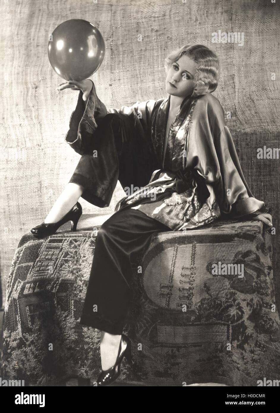 1920s woman camera hi-res stock photography and images - Alamy