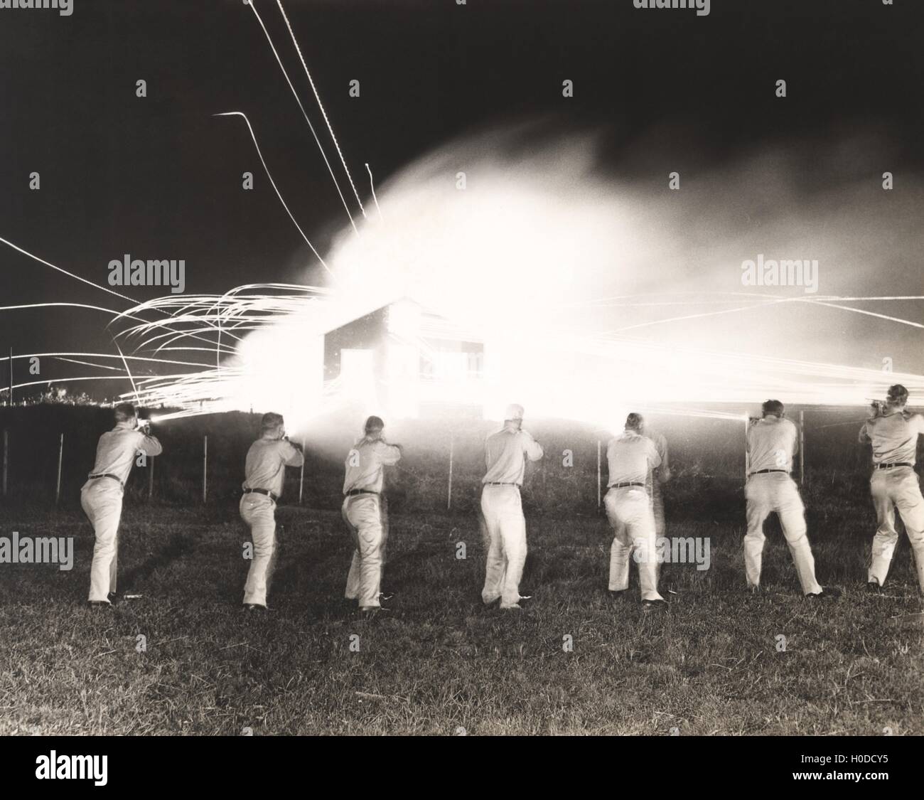 Machine gun firing hi-res stock photography and images - Alamy