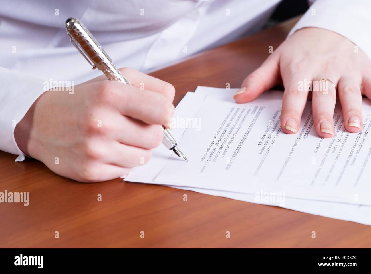 Business lady signing Stock Photo - Alamy