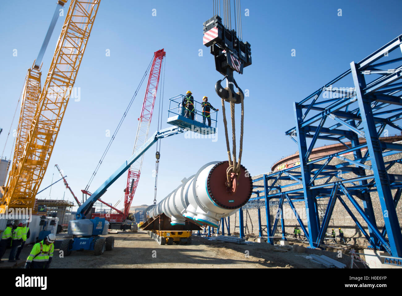 Refinery construction hi-res stock photography and images - Alamy