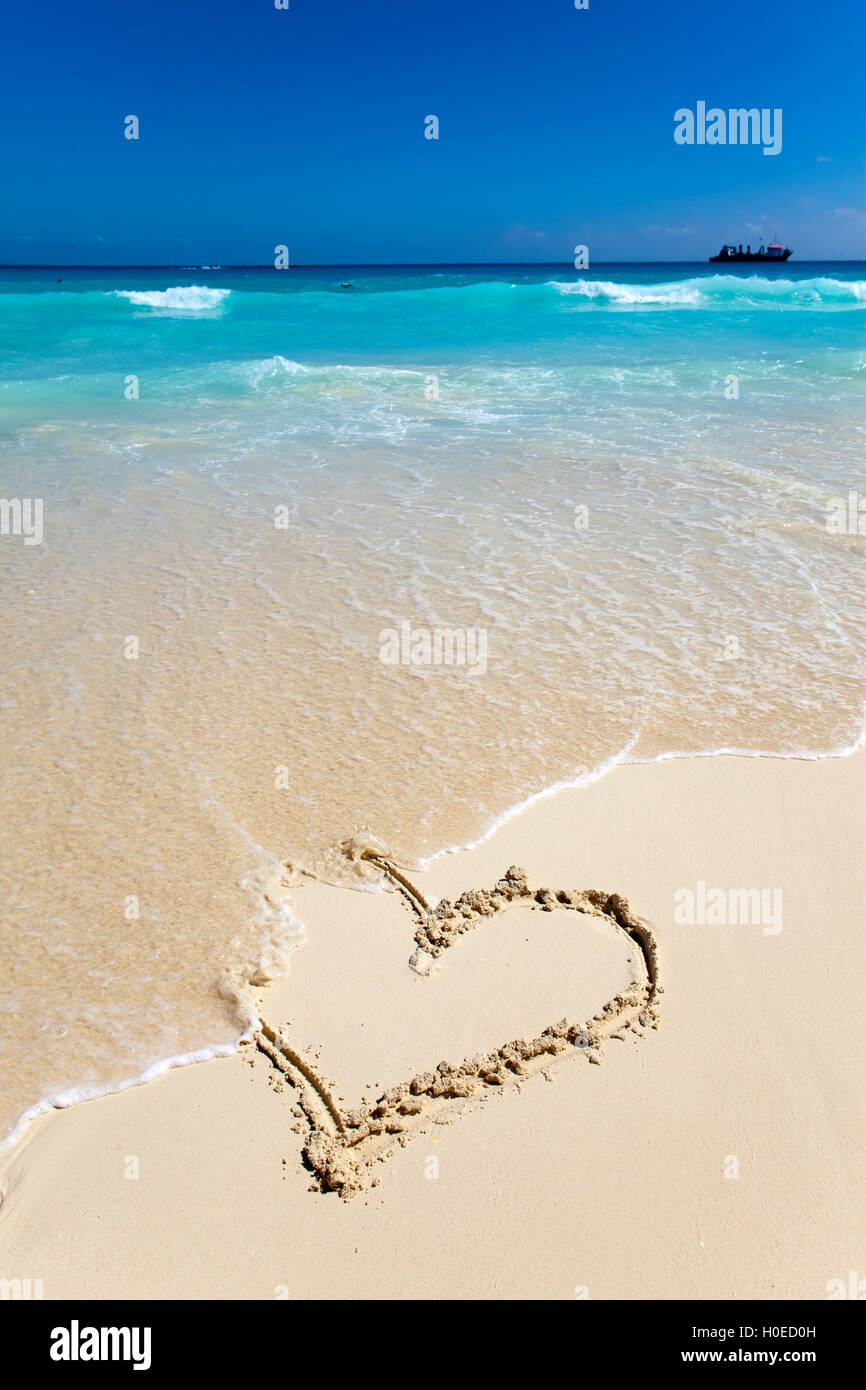 Maldives heart hi-res stock photography and images - Alamy