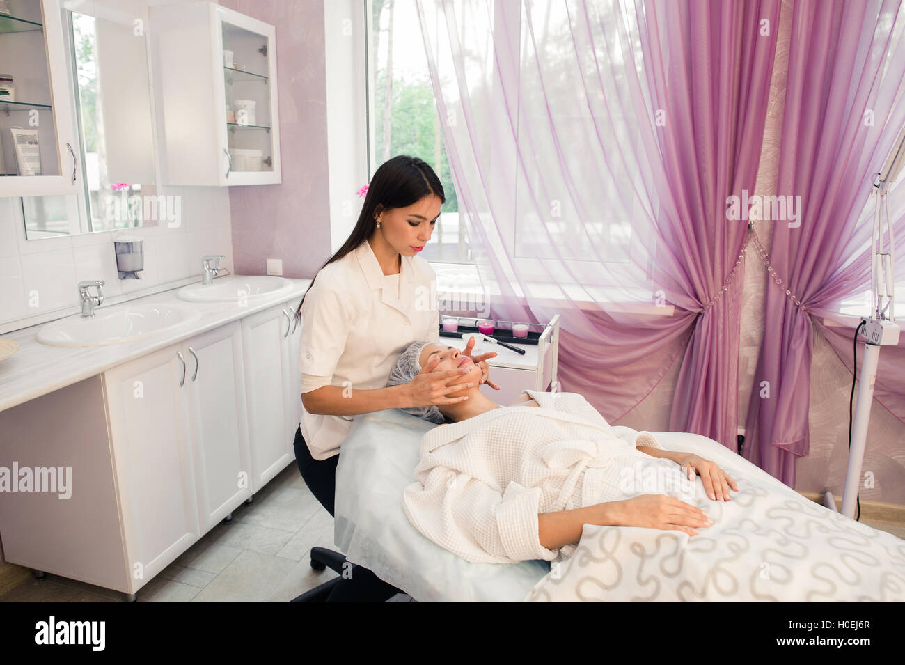 Work at beauty salon hi-res stock photography and images - Alamy