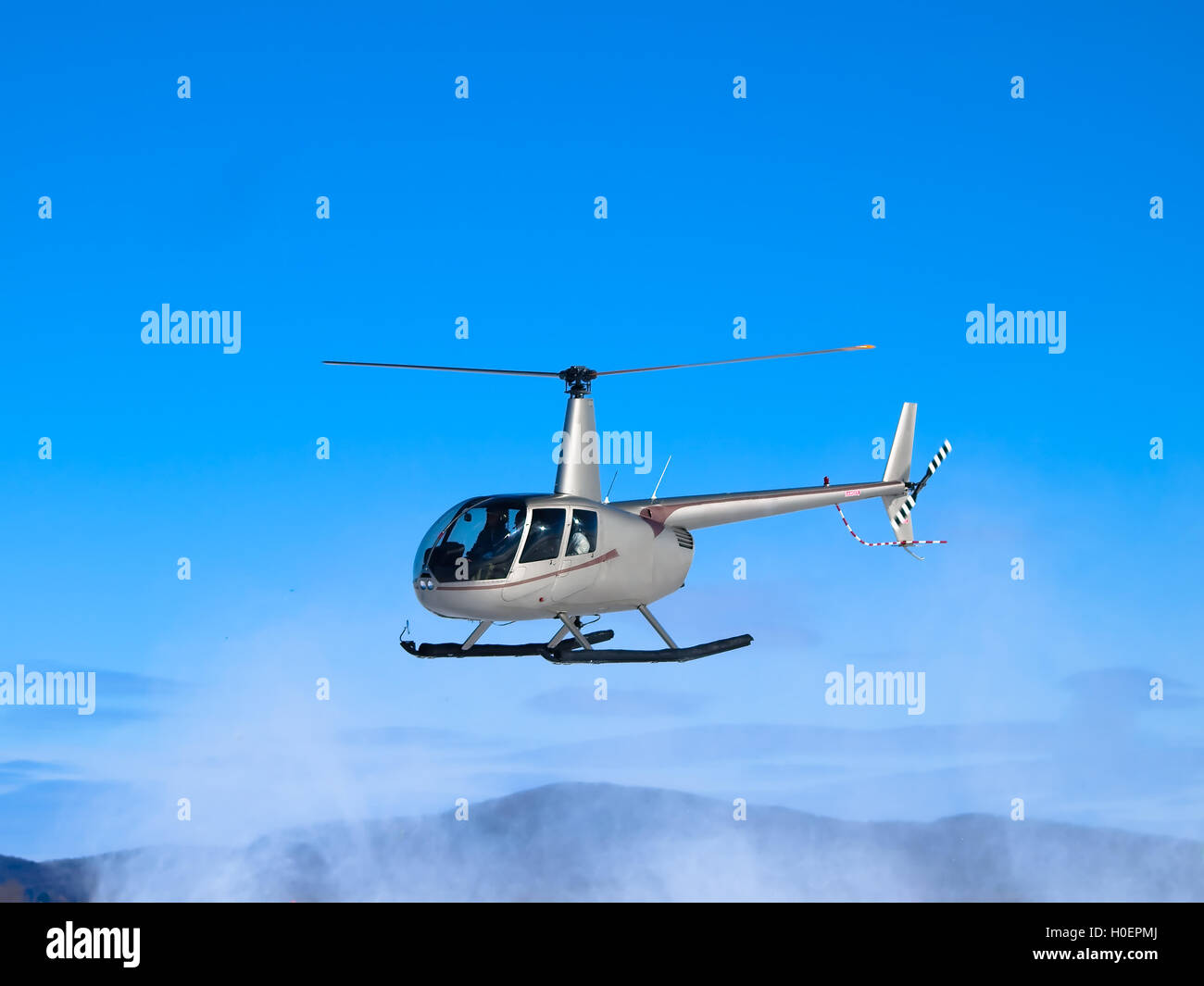 Robinson r22 helicopter flying hi-res stock photography and images - Alamy