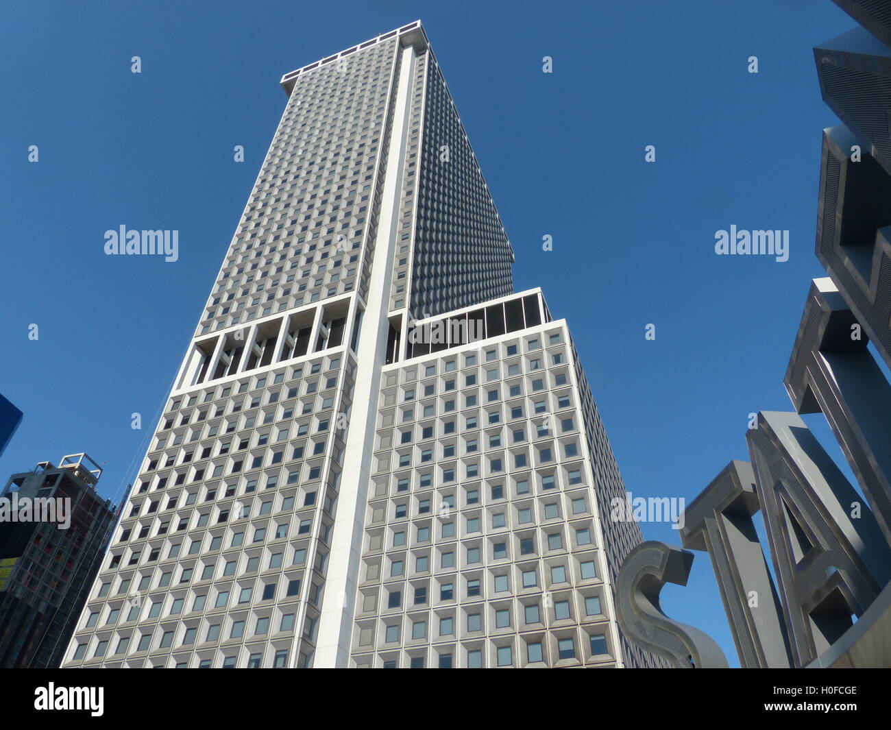 New york office tower hi-res stock photography and images - Alamy