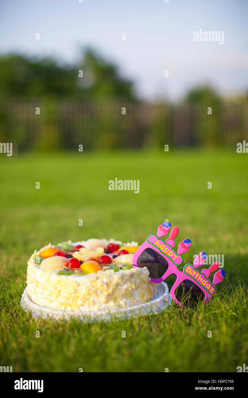 Celebratory cake and glasses that says a Happy Birthday Stock Photo - Alamy