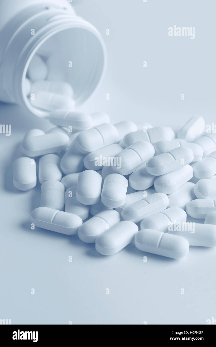 Pills spilling container hi-res stock photography and images - Alamy