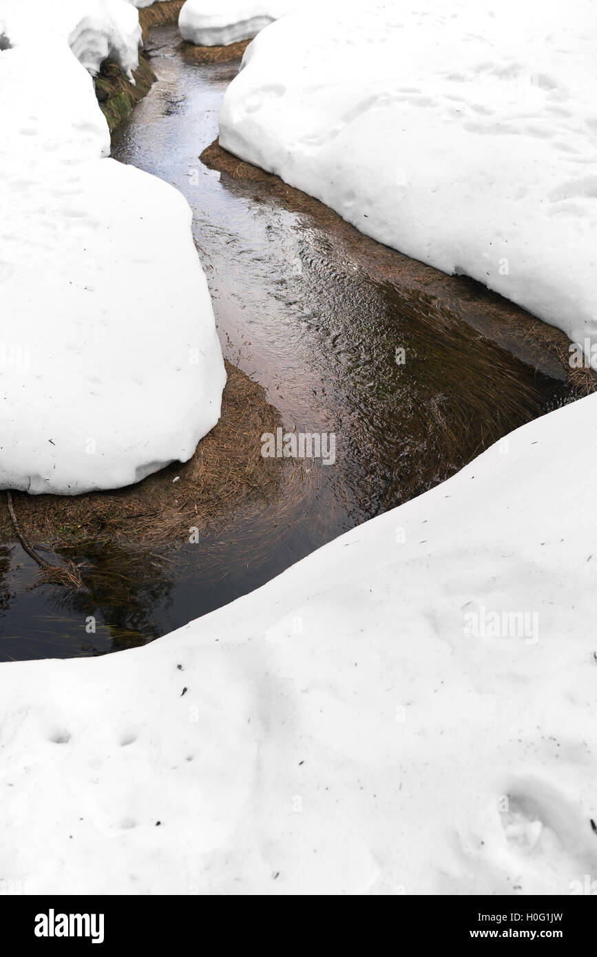 A stream runs through banks of snow in California's Sequoia National ...
