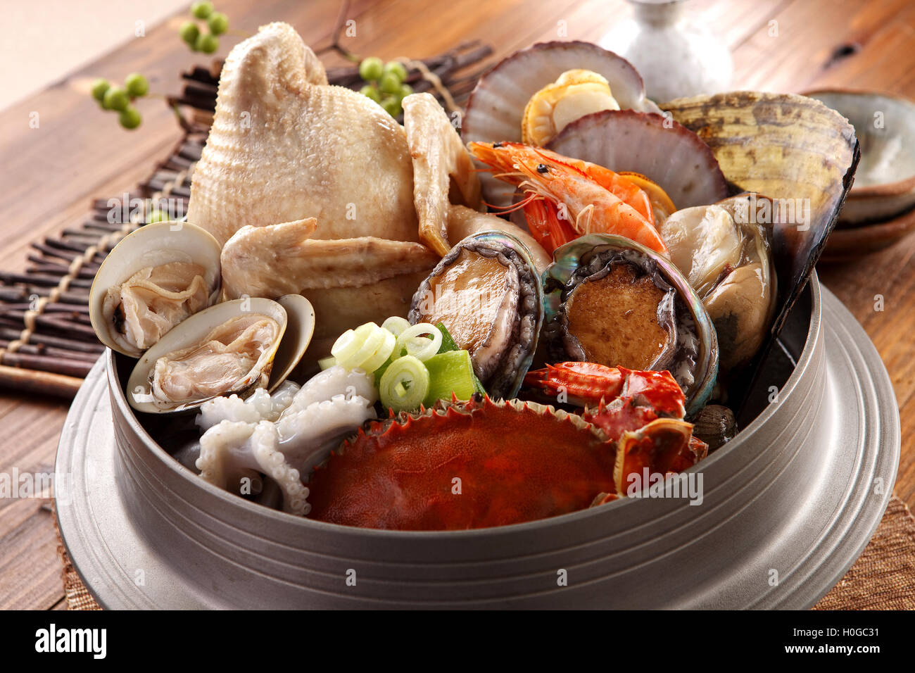 Big hot pot of Tang Emperor of the Sea with fresh octopus, abalone ...