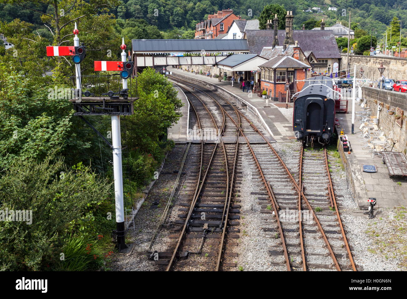 GWR style semaphore signals on the Llangollen heritage railway Stock ...
