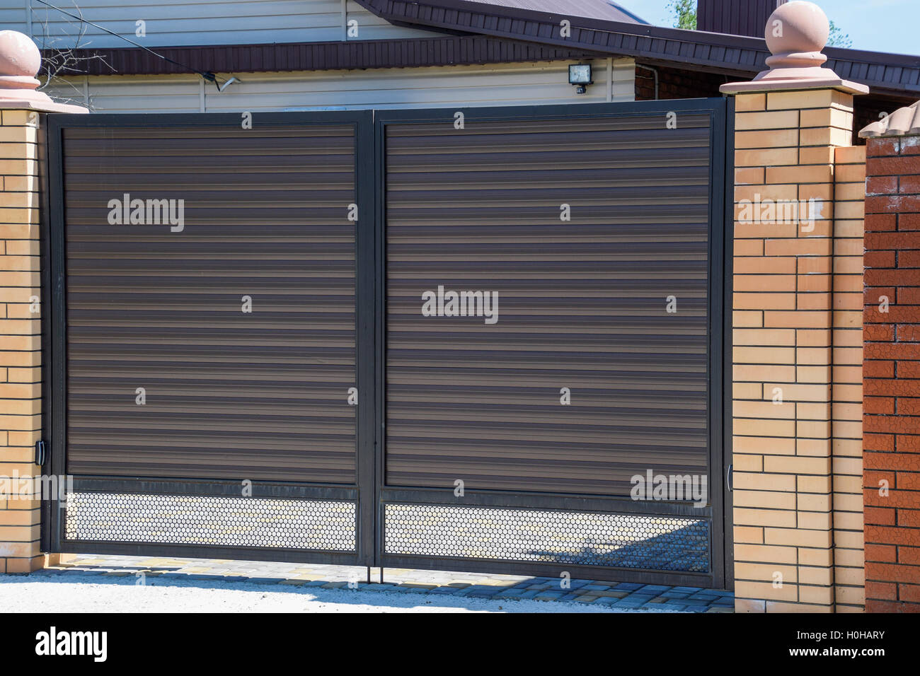 Galvanized metal gates hi-res stock photography and images - Alamy