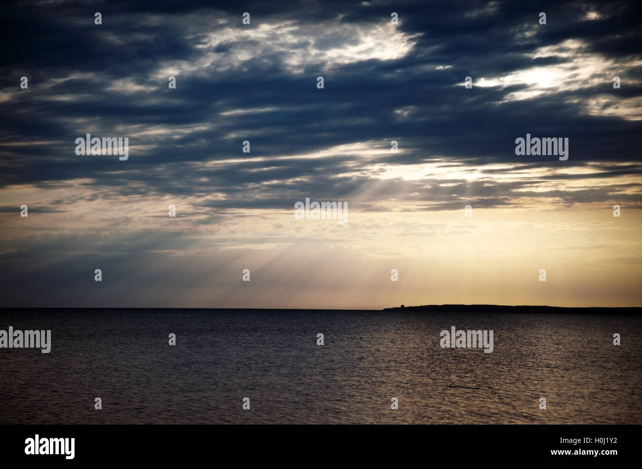 Overcast sunset and ocean hi-res stock photography and images - Alamy