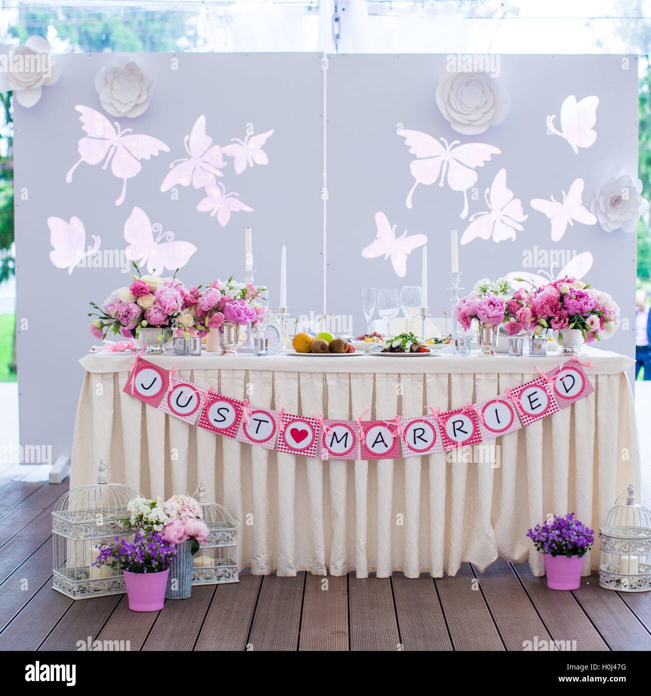 Wedding white banquet tables hi-res stock photography and images - Alamy