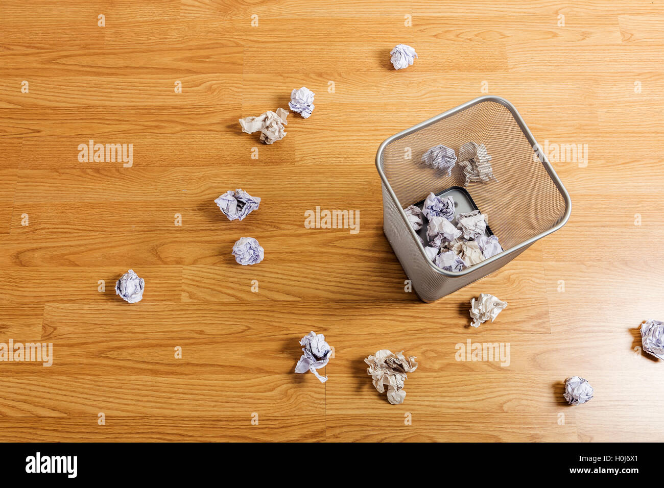 Trash bin paper ball hi-res stock photography and images - Alamy