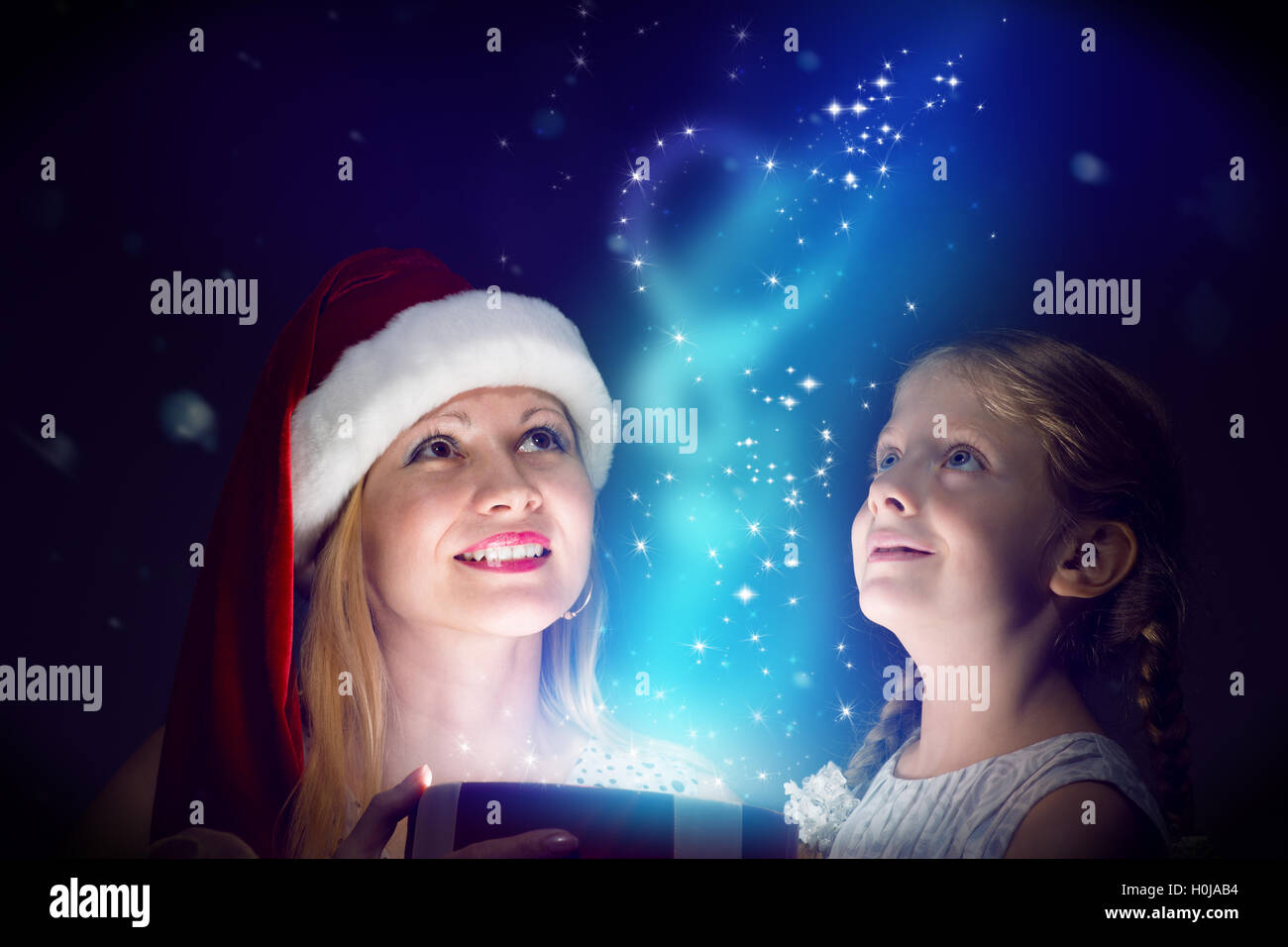 mother and daughter opened a box with a gift Stock Photo - Alamy