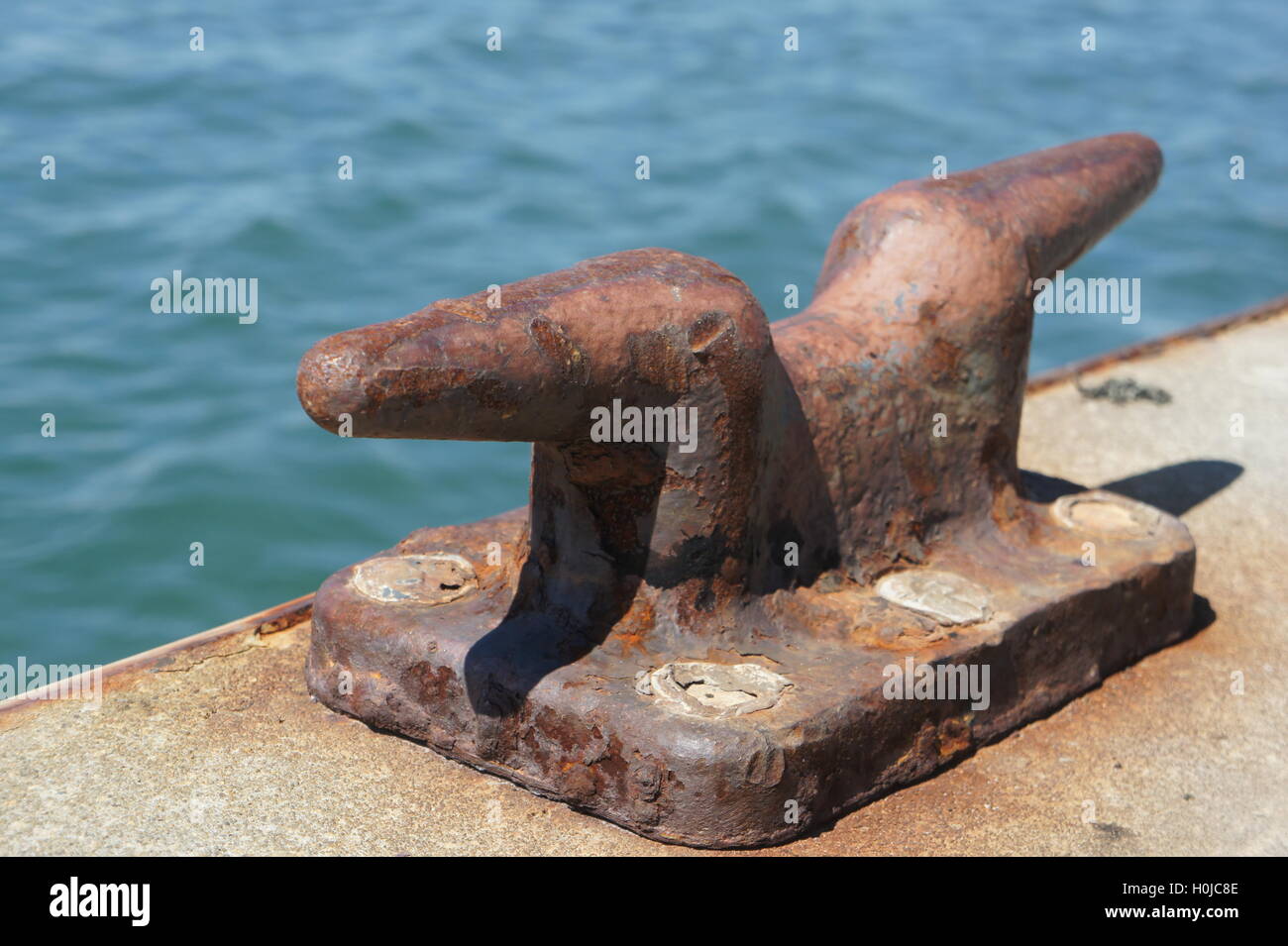Rust iron dock cleat hi-res stock photography and images - Alamy