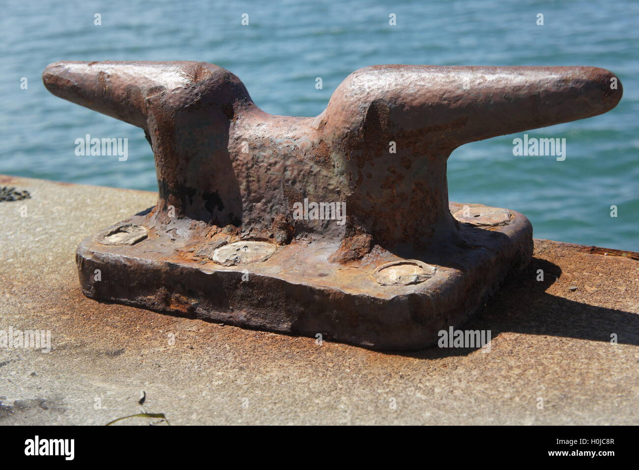 Close up of an old horn cleat Stock Photo - Alamy