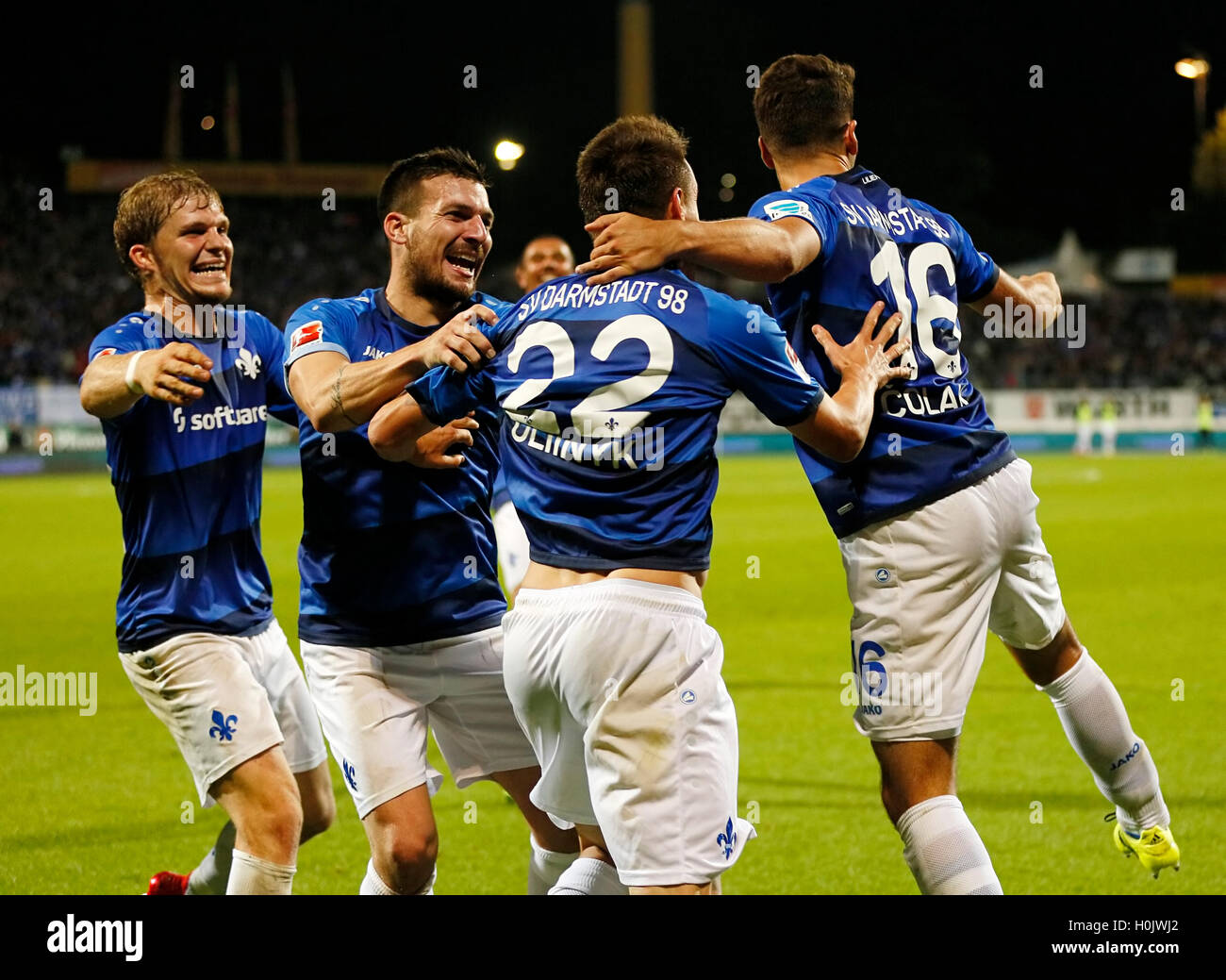 Darmstadt's Denys Oliynyk (2.f.R) celebrates his 1-1 goal with Florian ...