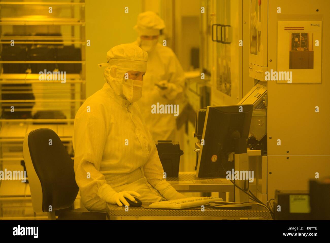 Dresden, Germany. 21st Sep, 2016. Two employees work in a new ...