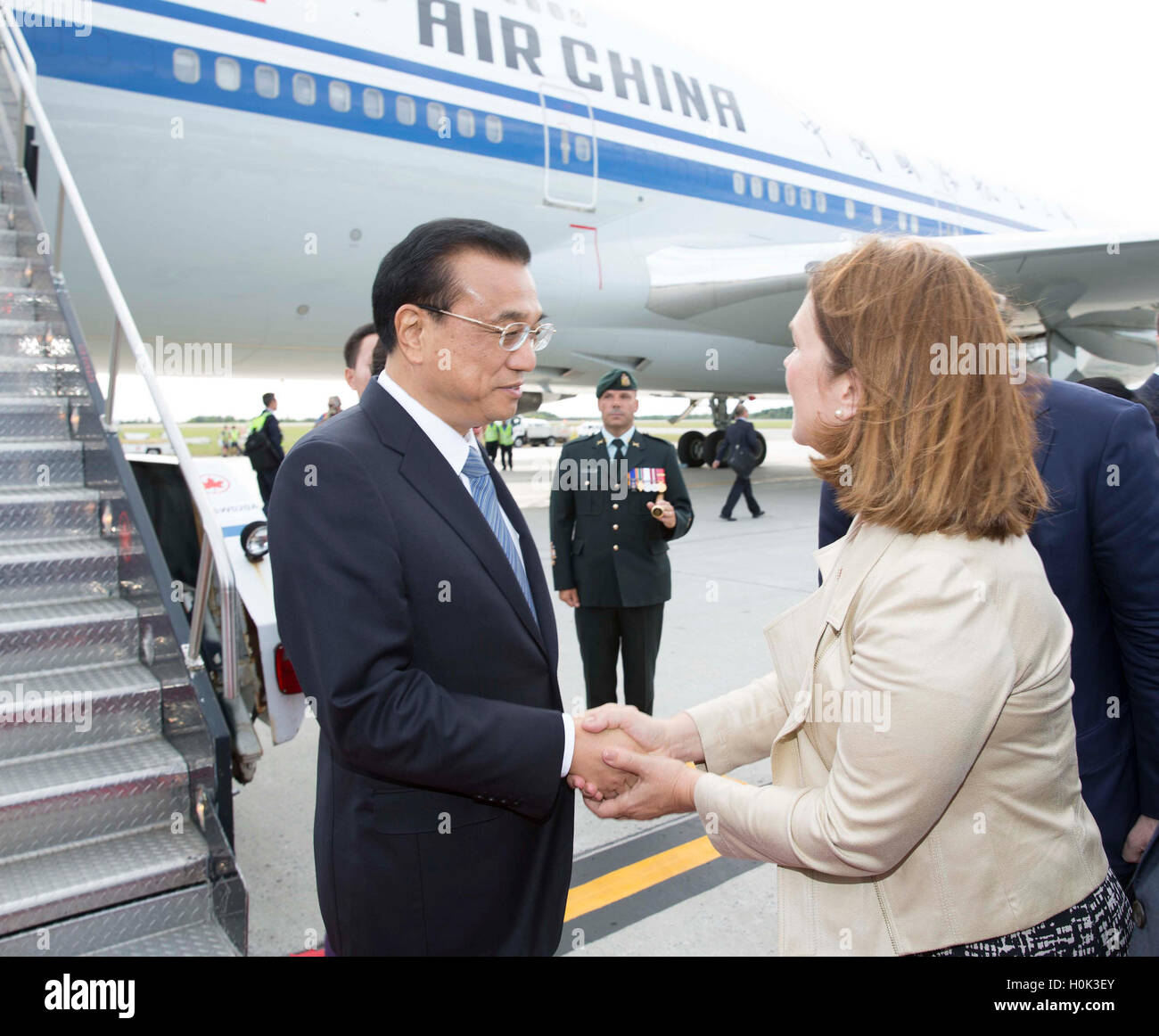 Ottawa, Canada. 21st Sep, 2016. Chinese Premier Li Keqiang (L) and his ...