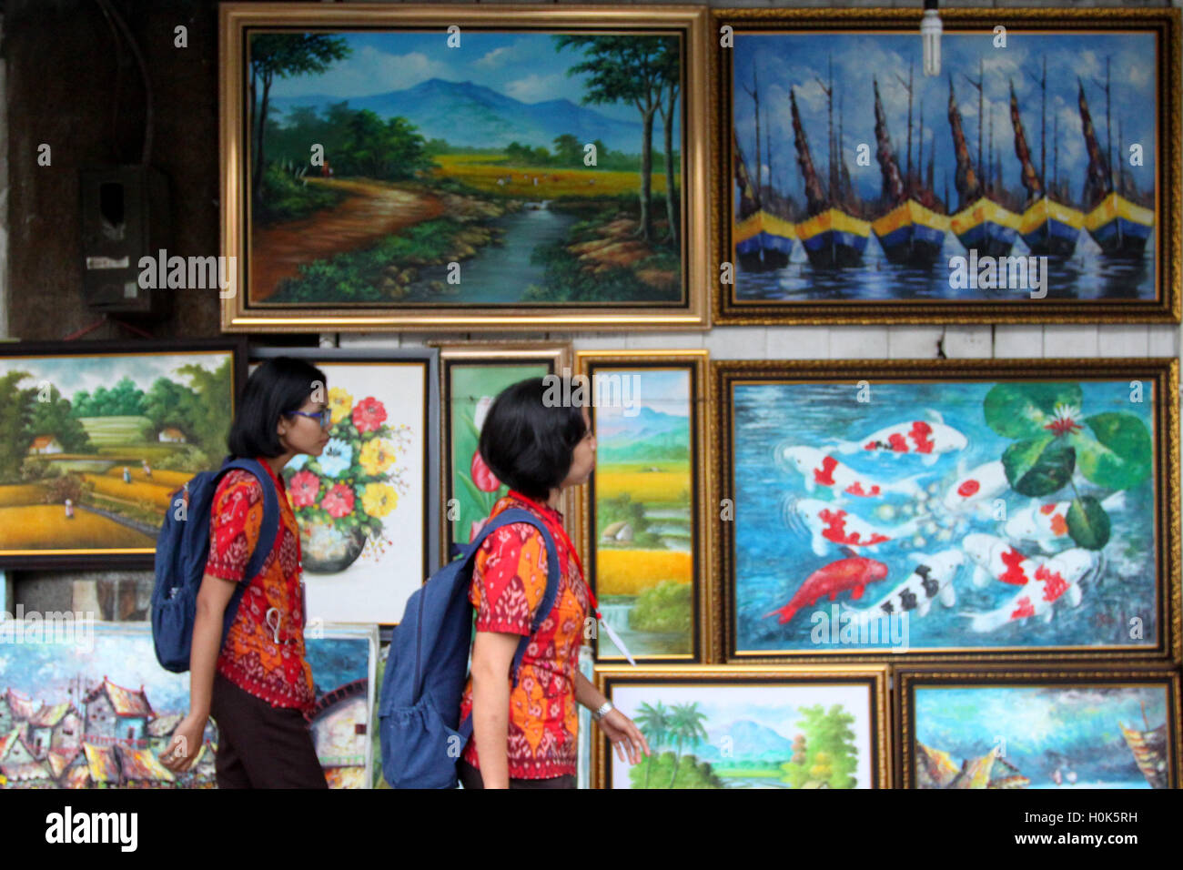 Bandung, west java, Indonesia. 22nd Sep, 2016. Some sellers painting ...