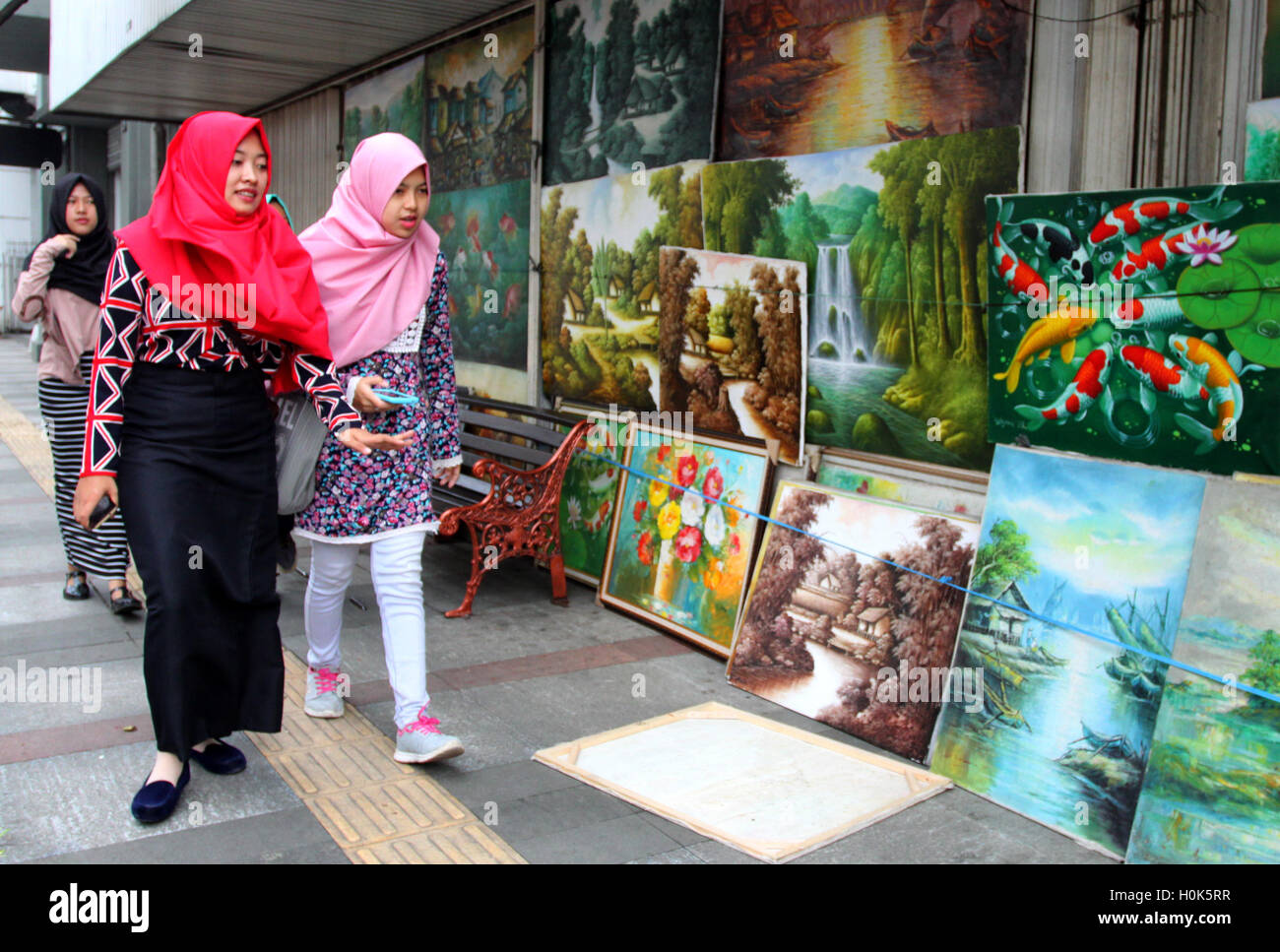 Bandung, west java, Indonesia. 22nd Sep, 2016. Some sellers painting ...