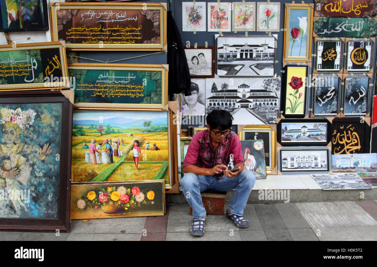 Bandung, west java, Indonesia. 22nd Sep, 2016. Some sellers painting ...