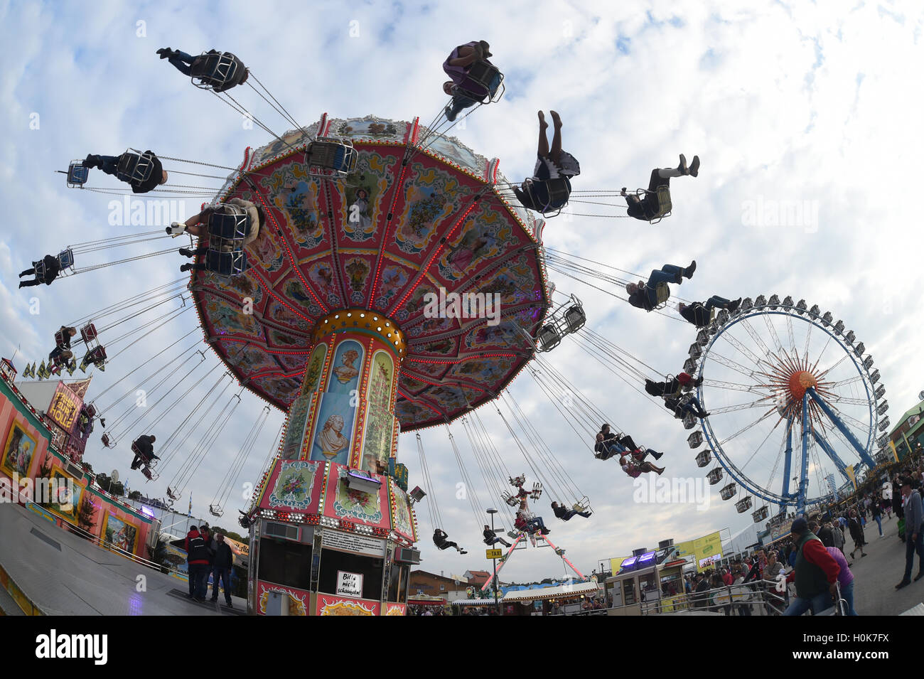 Munich, Germany. 21st Sep, 2016. A swing carousel and the giant wheel ...