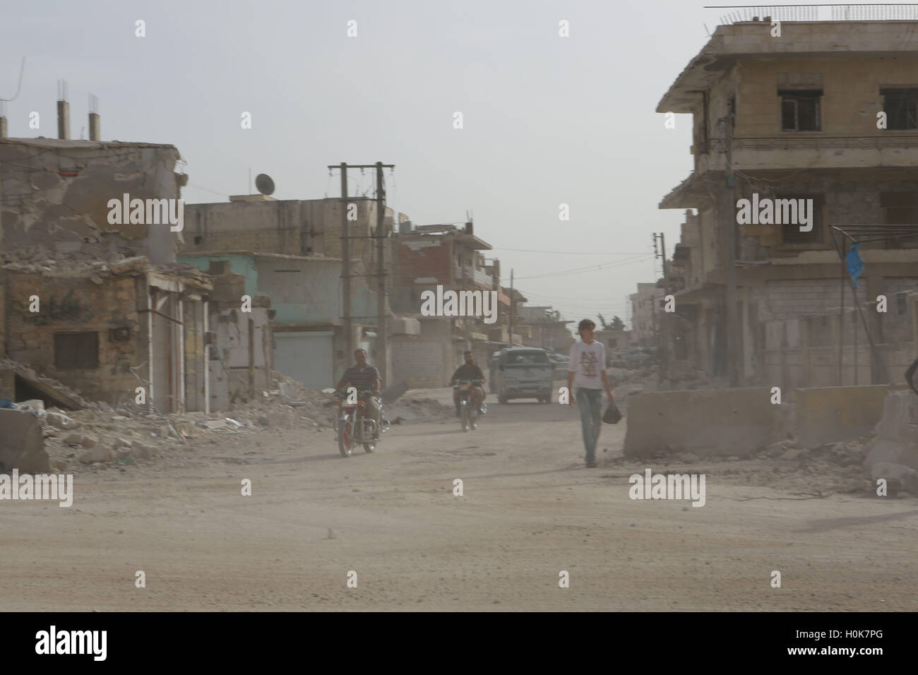 Atarib, Aleppo, Syria. 21st Sep, 2016. Syrians walking by a market ...