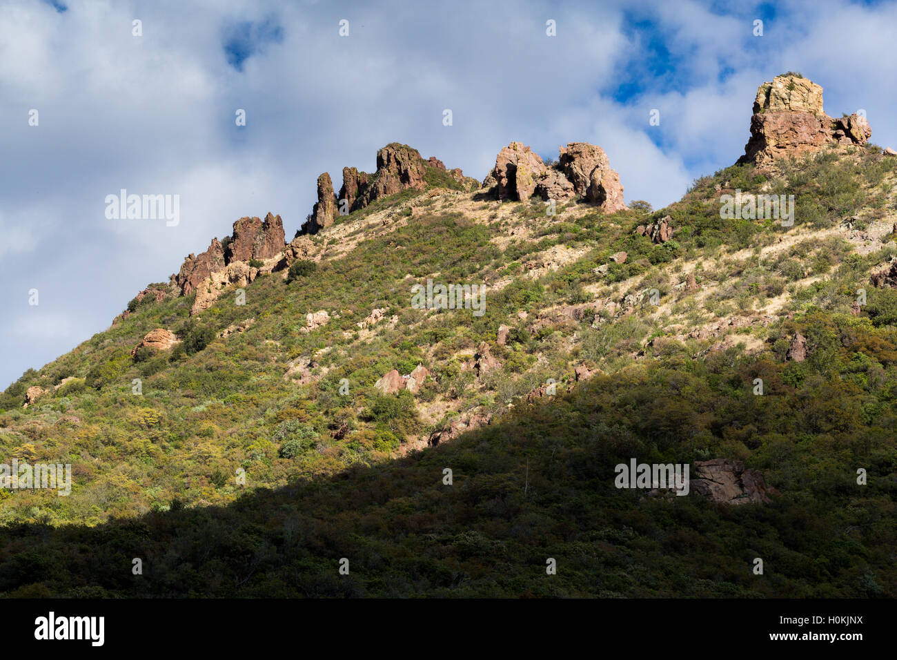 Rocky outcroppings topping mountains along the Reavis Ranch Trail in ...