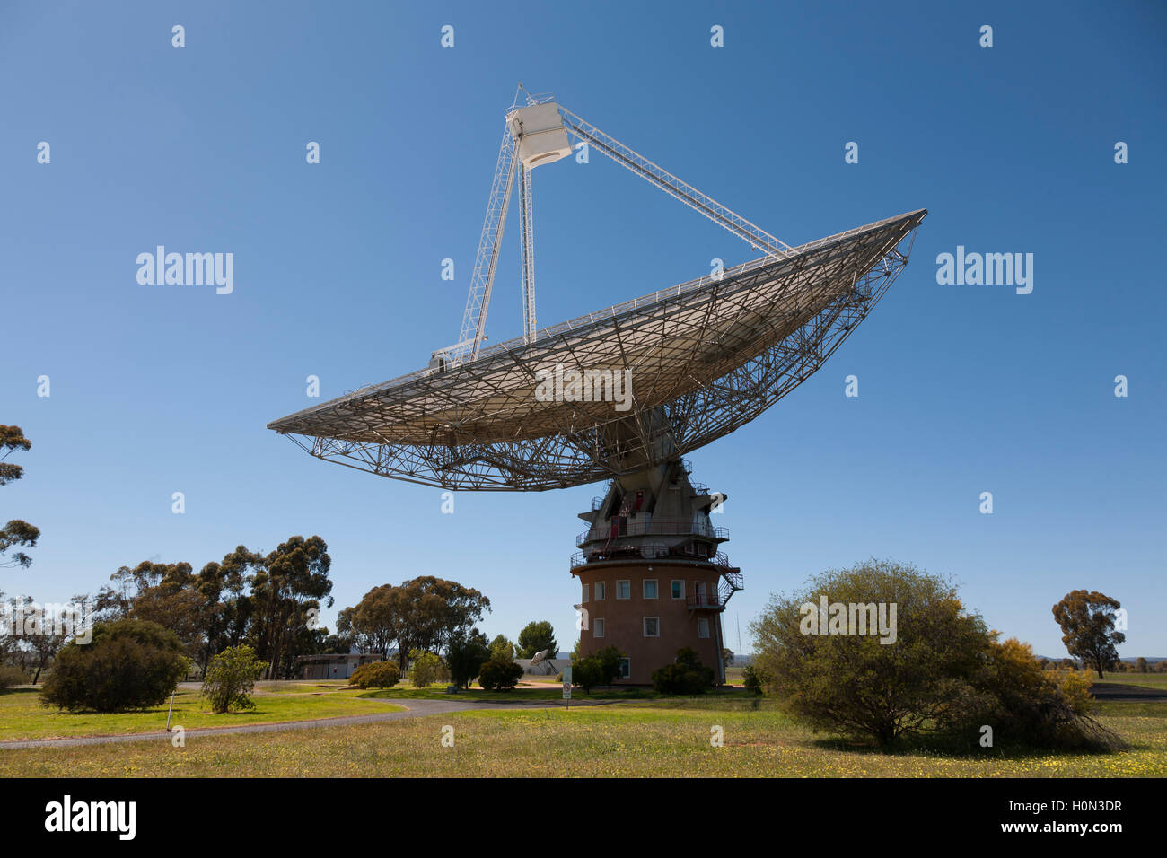 CSIRO's Parkes radio telescope is a 64-m diameter parabolic dish used ...