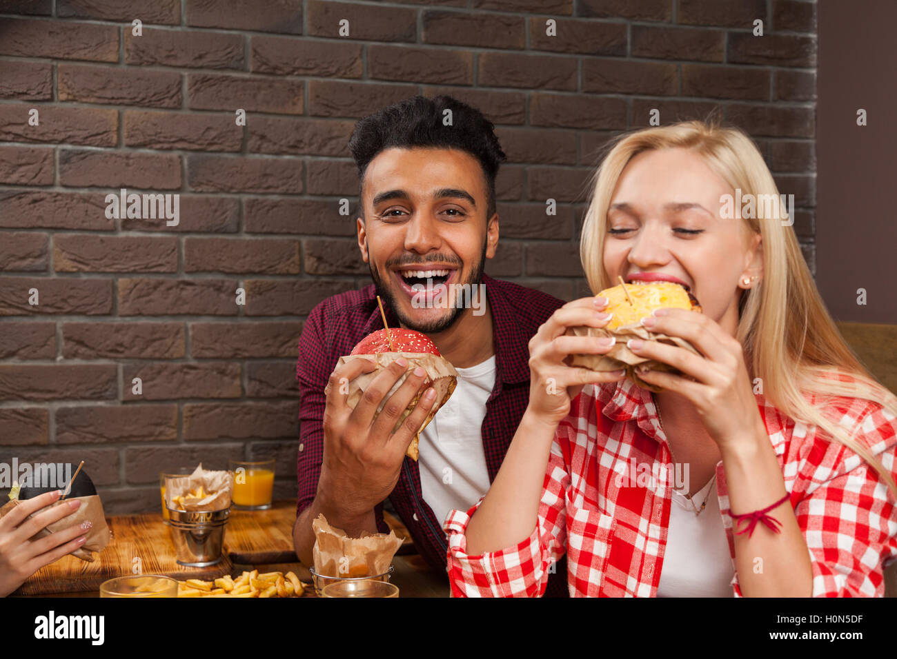 Fastfood girl man hamburger hi-res stock photography and images - Alamy