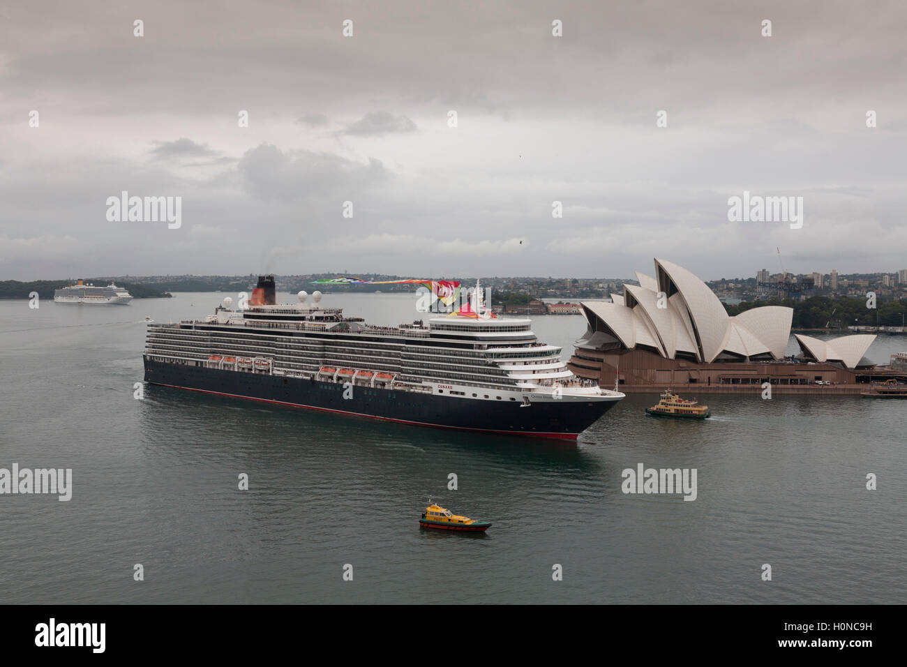 MS Queen Elizabeth passing in front of the Sydney Opera House as she ...