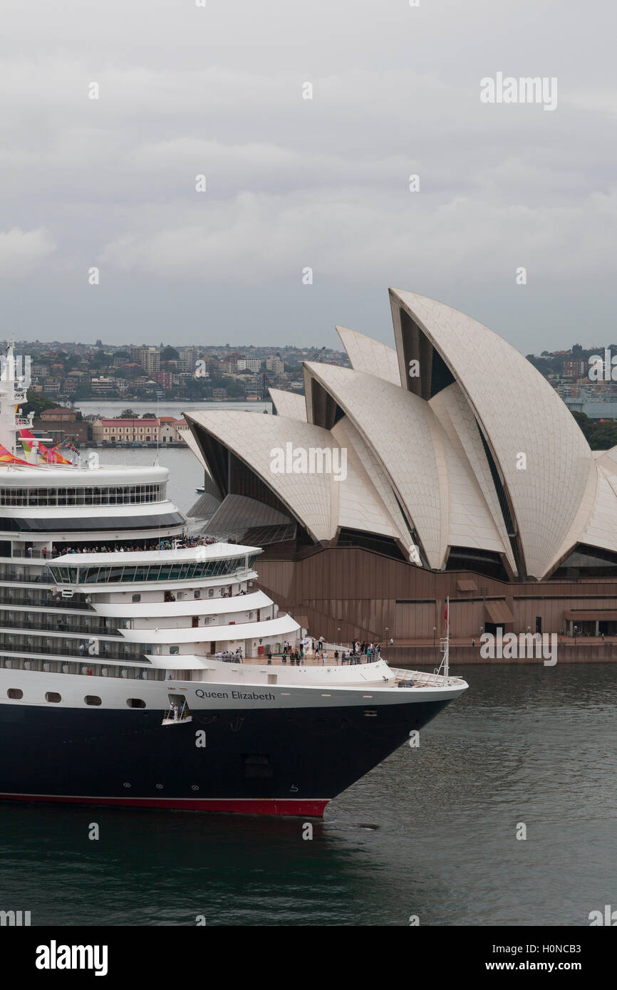 MS Queen Elizabeth passing in front of the Sydney Opera House as she ...
