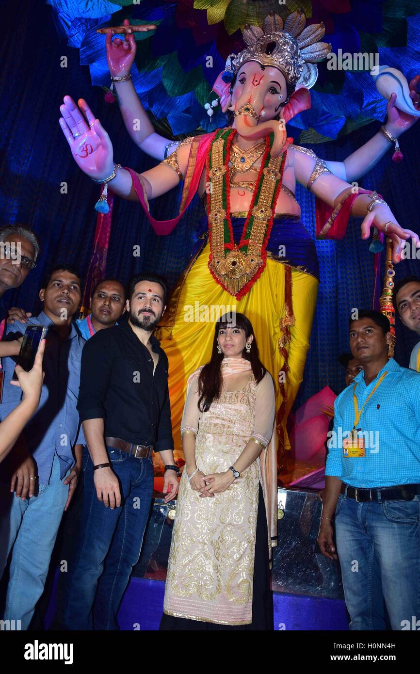 Bollywood actor Emraan Hashmi Parveen Shahani visit Ganesh Galli Ka ...