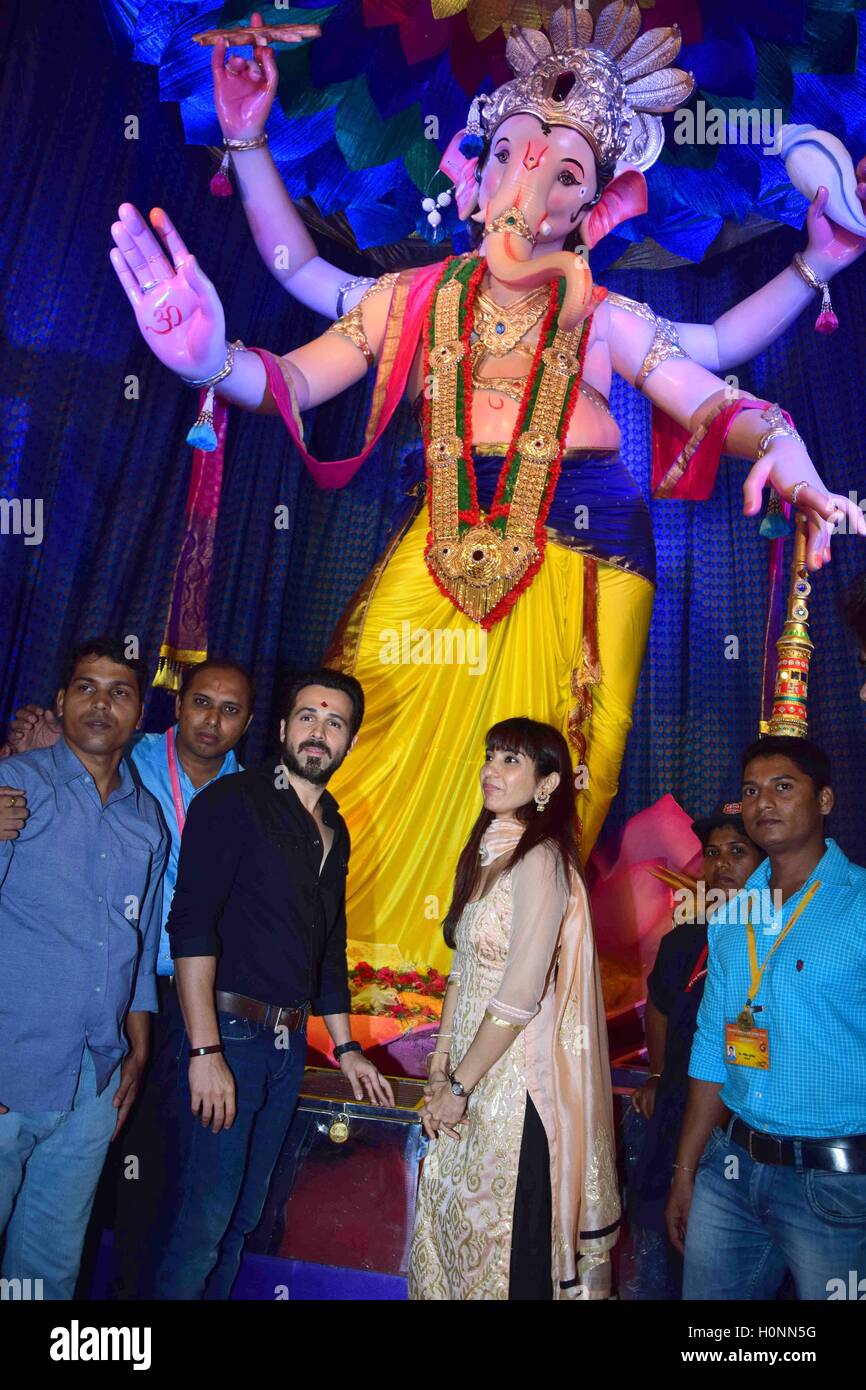 Bollywood actor Emraan Hashmi Parveen Shahani visit Ganesh Galli Ka ...