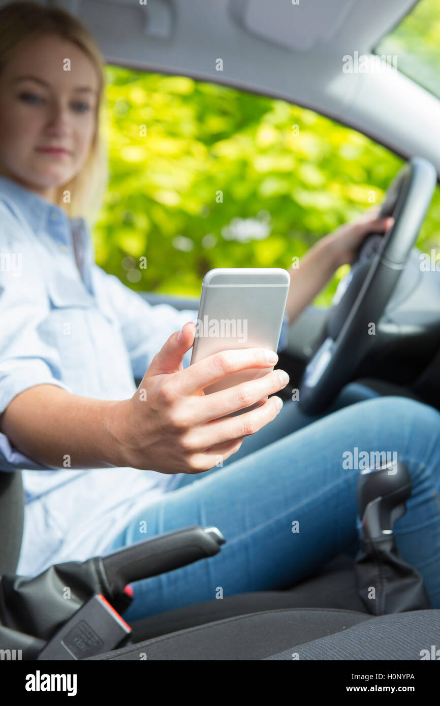 Texting while driving hi-res stock photography and images - Alamy