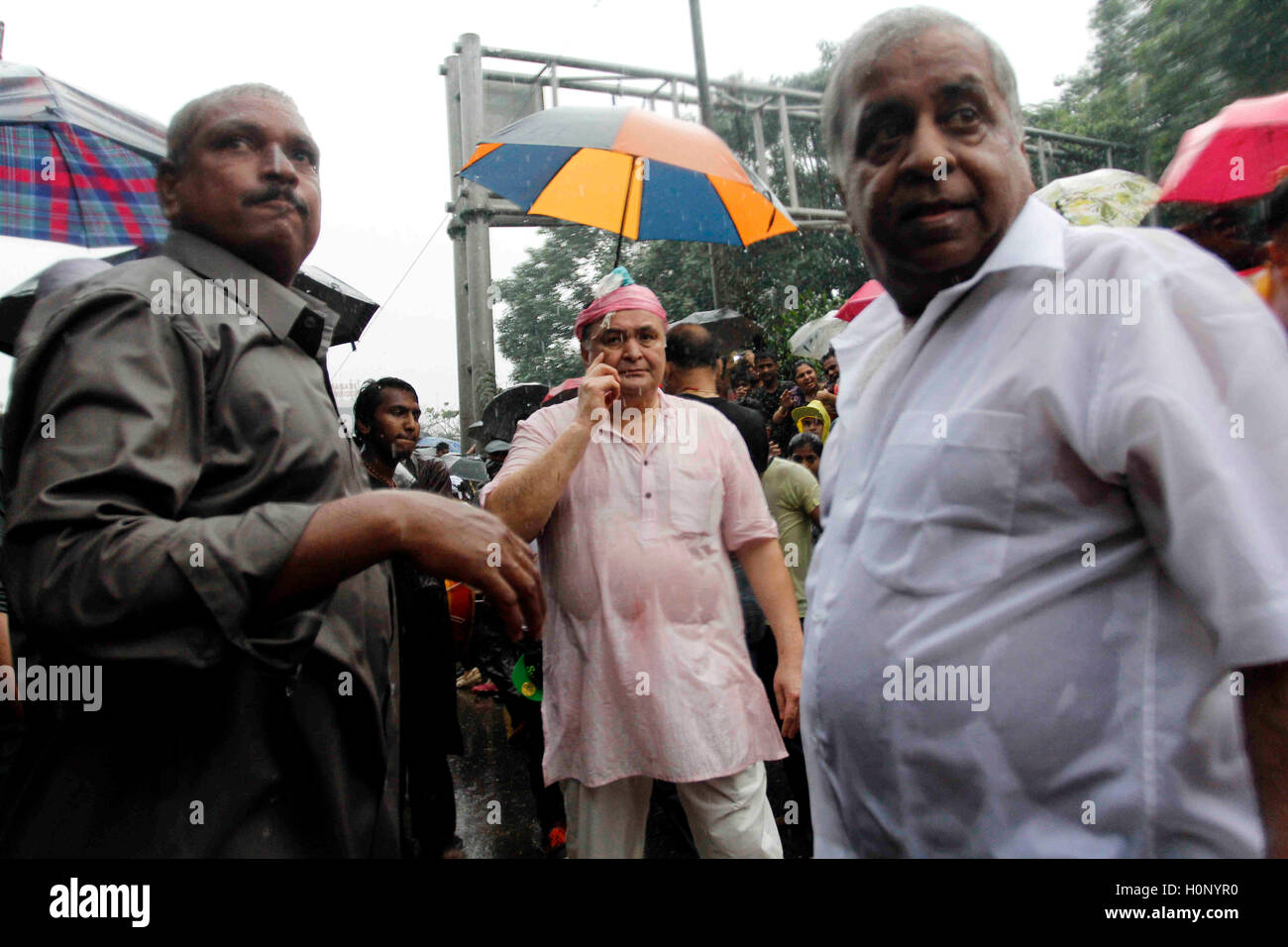 Bollywood actor Rishi Kapoor, wet in monsoon rain, celebrating ...